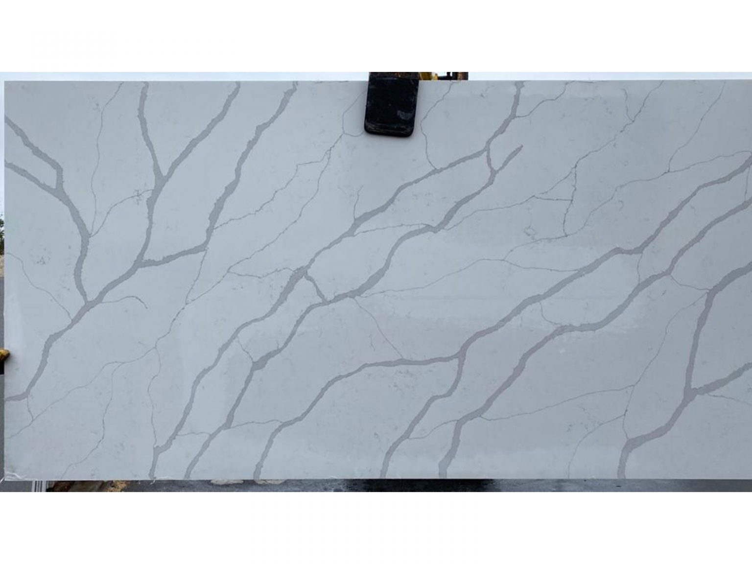 Calacatta Novara Jumbo Quartz 3cm – UK Stone Company