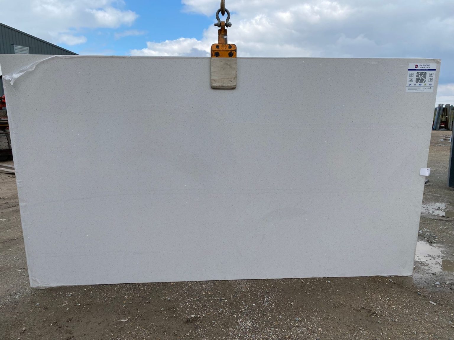 Calacatta Novara Jumbo Quartz 3cm – UK Stone Company