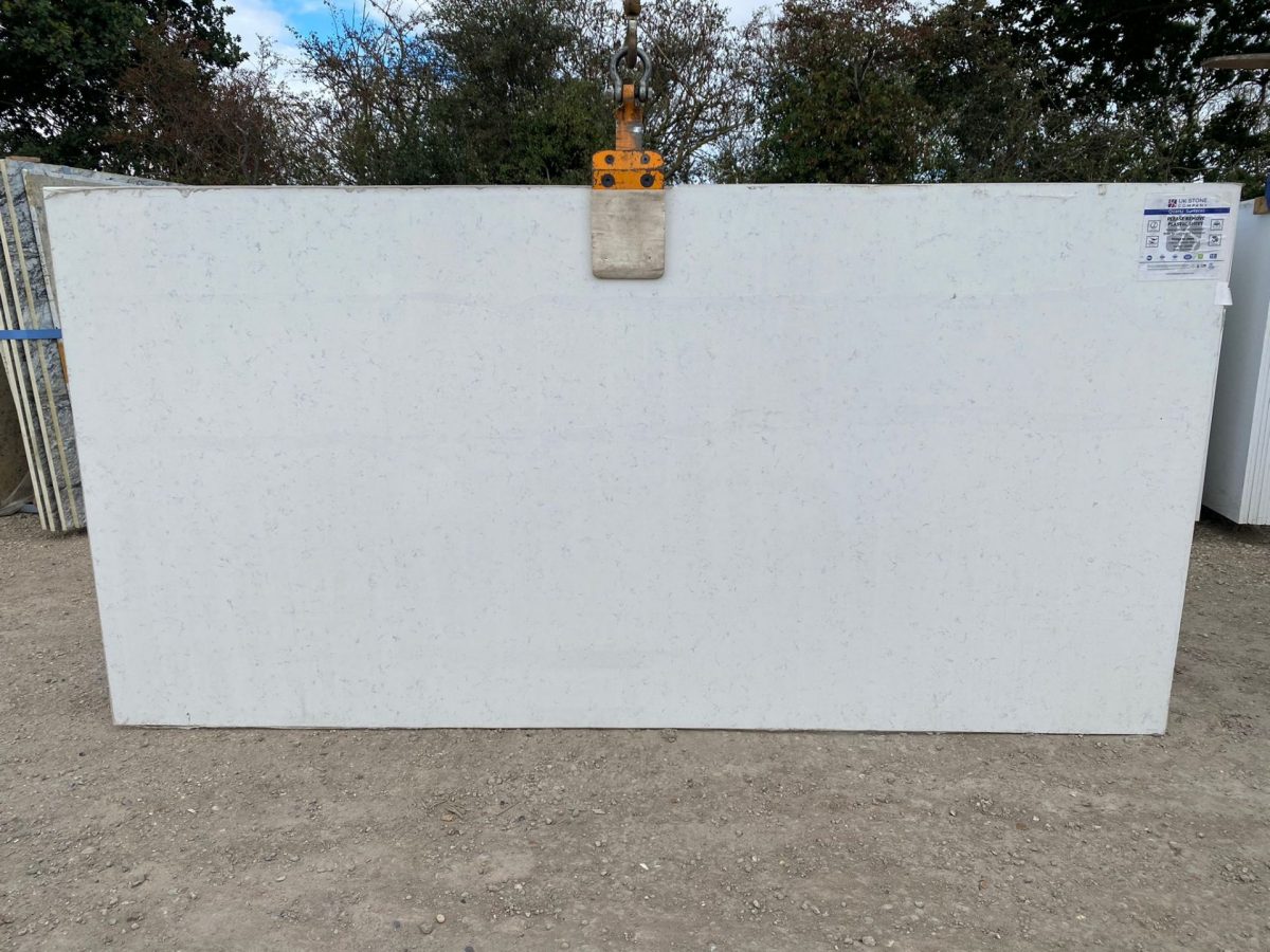 Blanco Carrara Vincenza Jumbo+ Quartz 2cm – UK Stone Company
